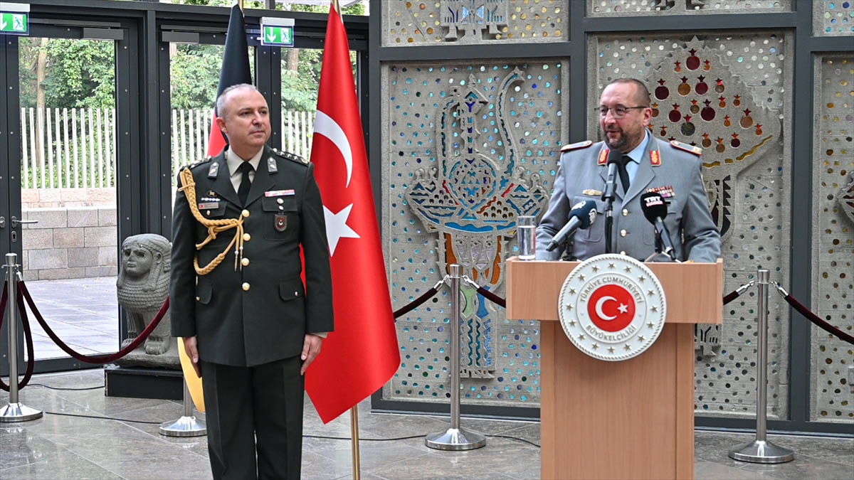 Almanya Türk komutan Yılmaz Çetin'e nişan takdim etti - Muhabirce